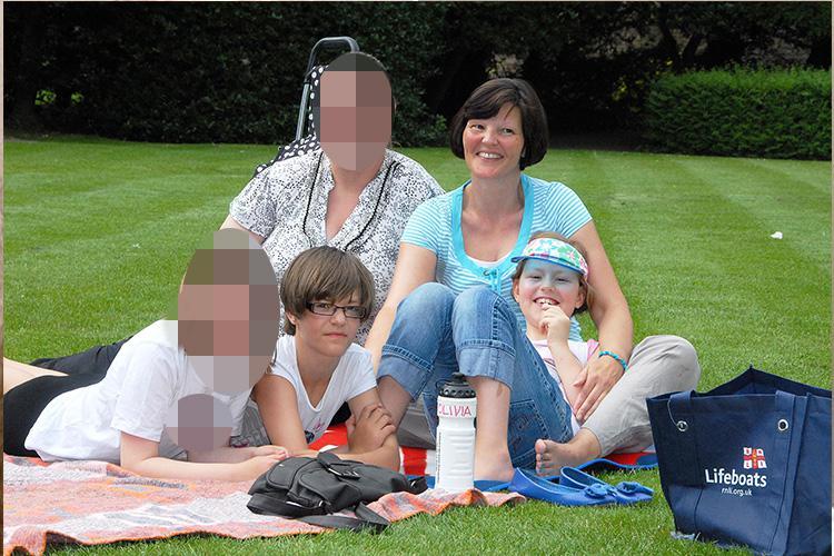 Kim Edwards [second left] with mum and sister Katie whom she stabbed to ...