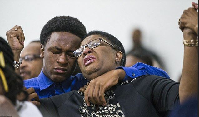 Botham Jean’s 15-year-old brother Grant and mother Allison (center) at ...